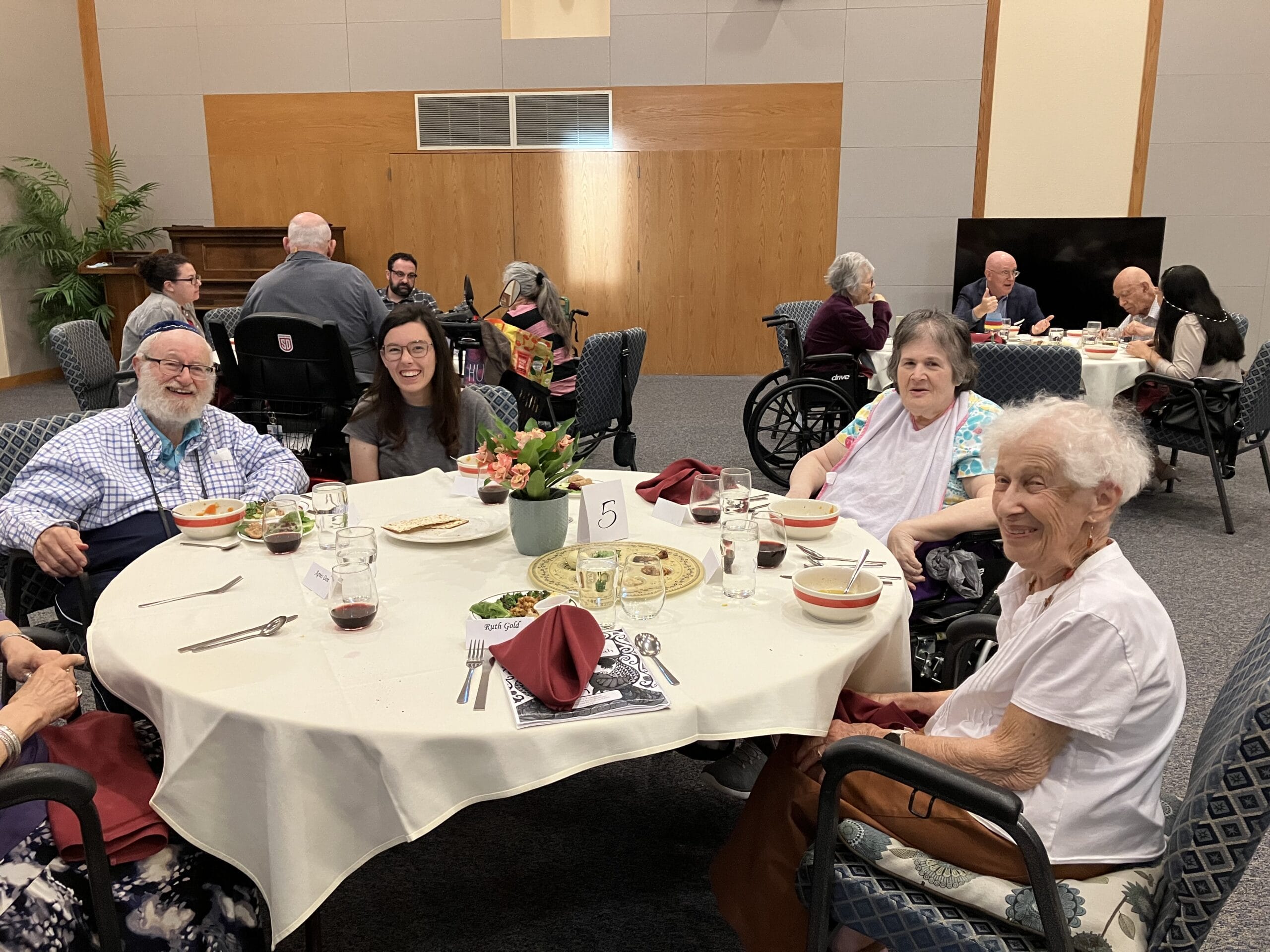 Handmaker Welcomes Community for Holiday Meals and Services | AZ Jewish ...